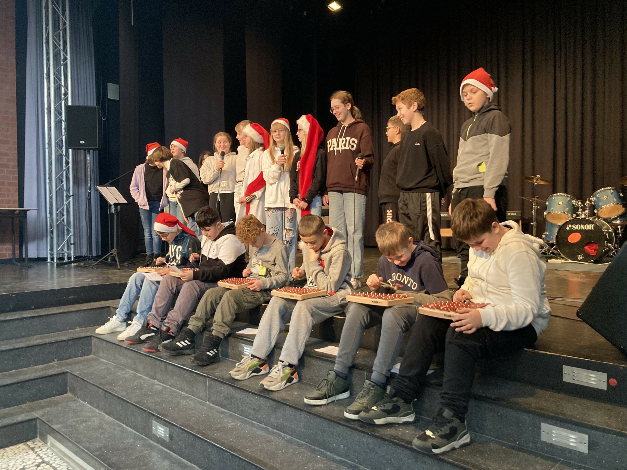 STARS auf die Bühne! - Der Jahrgang 5 und 6 versprüht musikalisch ...